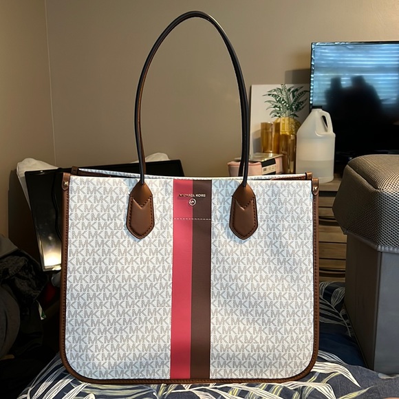 Michael Kors | Bags | Michael Kors Heidi Signature Logo Semi Lux Tote ...
